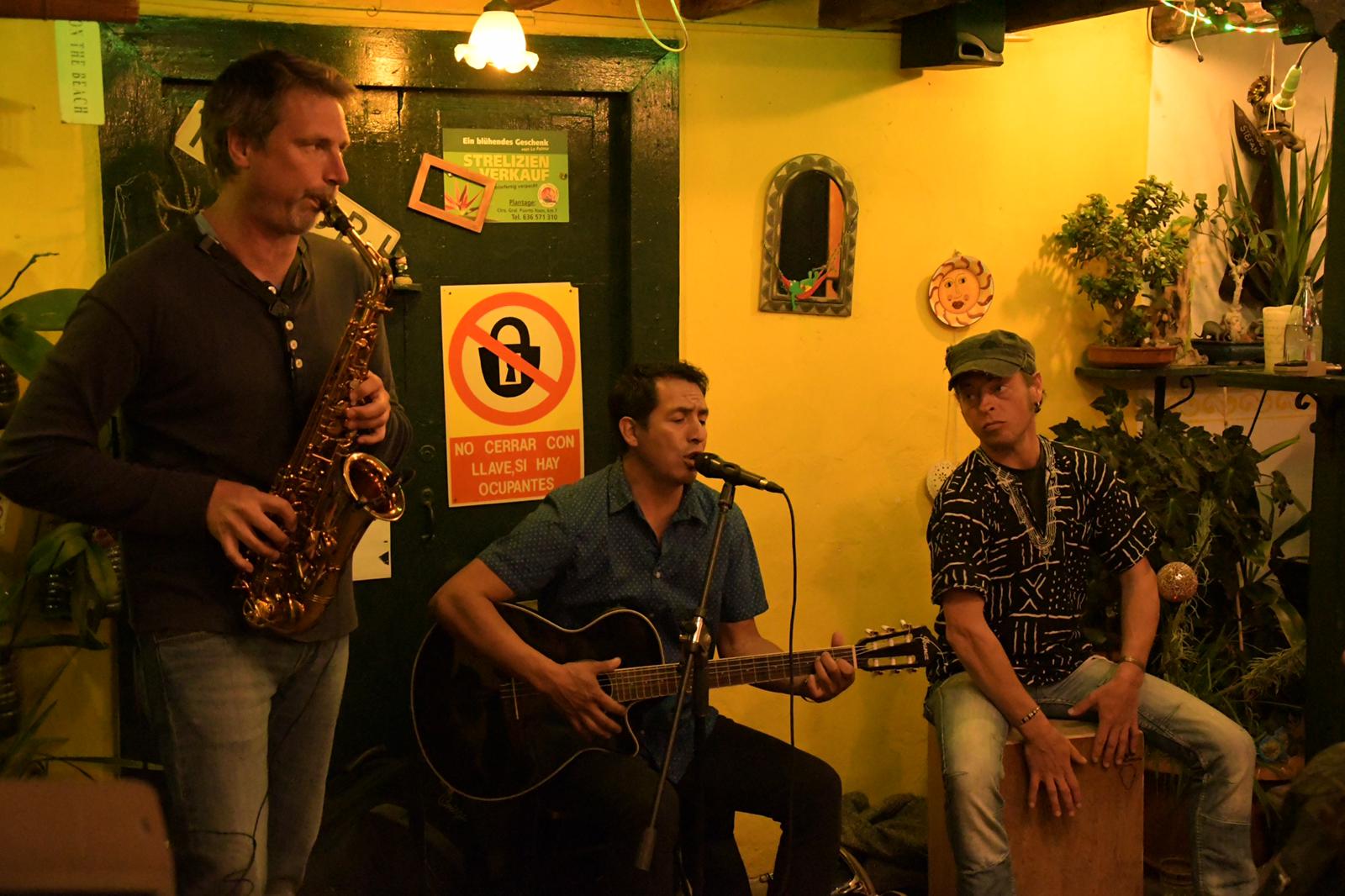 6.2.20 | 20:00 hrs | Victor Carillo Trio| Música latina y más | La Luna ...